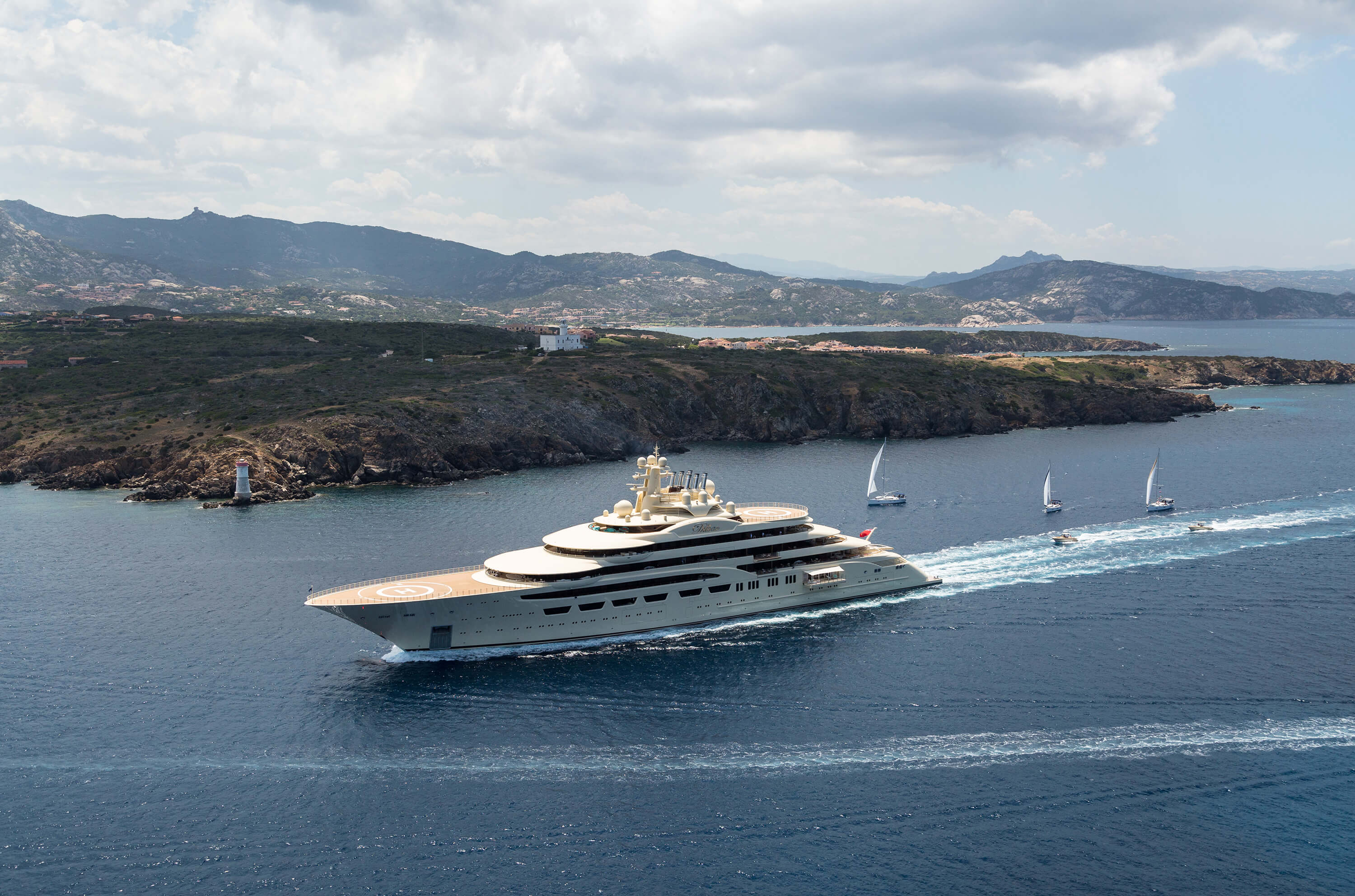 World’s largest-ever bespoke superyacht Dilbar